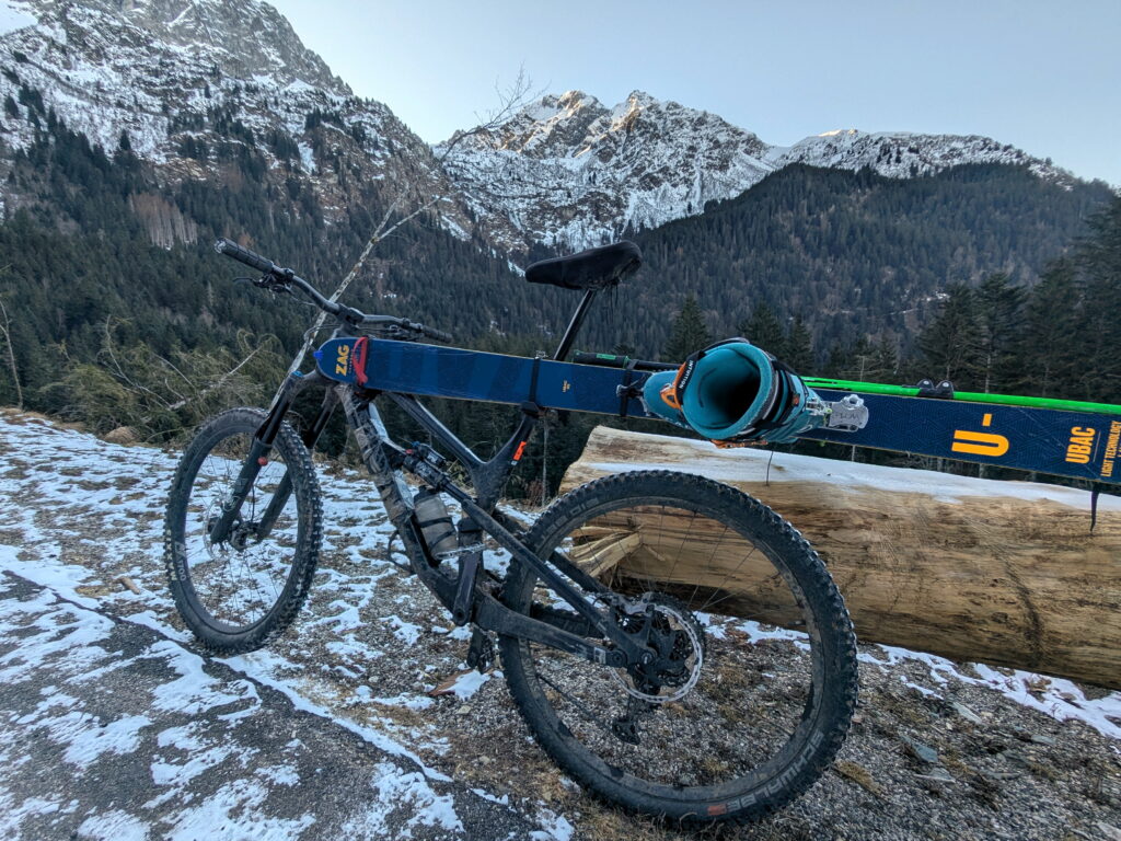 SkiCycle, porte-skis pour vélo : le combo vélo-ski simple et efficace